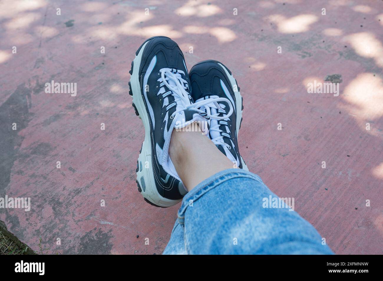Donna gambe accavallate immagini e fotografie stock ad alta risoluzione - Alamy