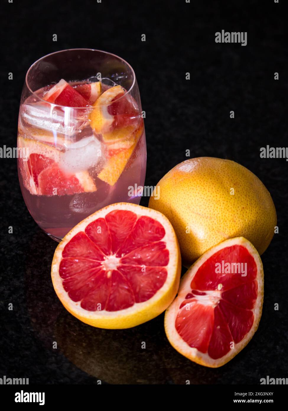 Pompelmo rosa a fette immagini e fotografie stock ad alta risoluzione ...