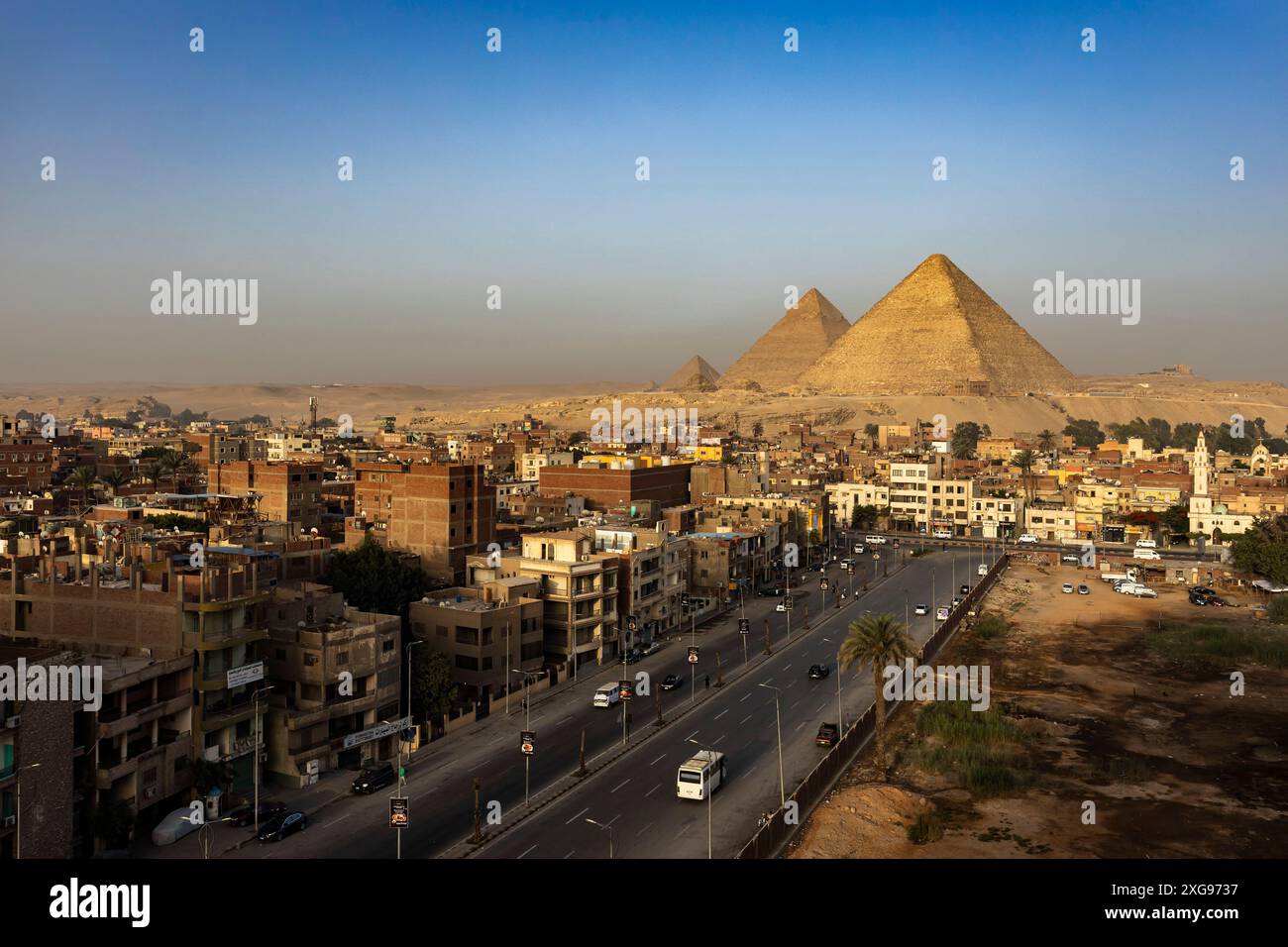 Pyramids giza city immagini e fotografie stock ad alta risoluzione - Alamy