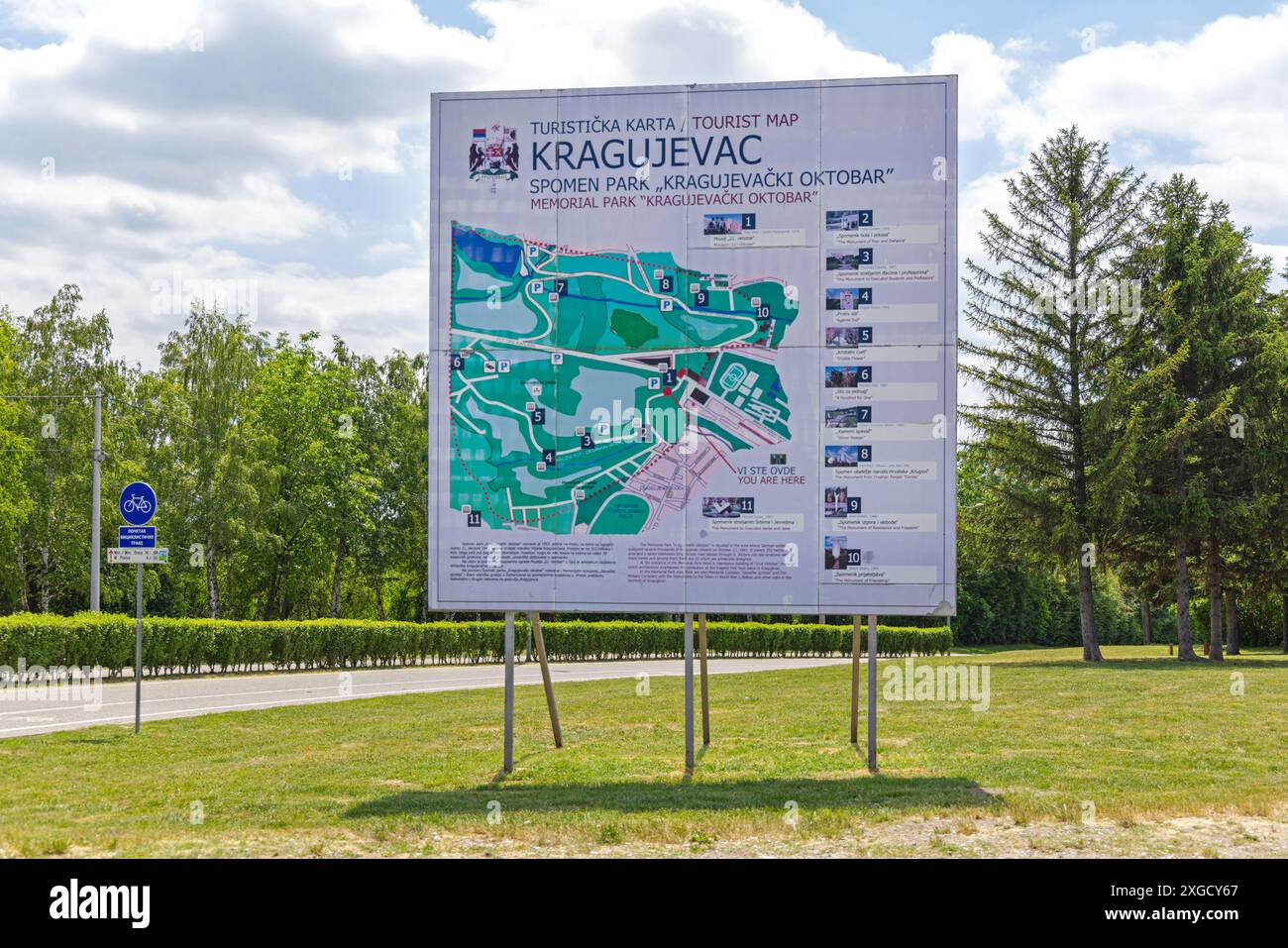 Kragujevac, Serbia - 26 maggio 2022: Elenco dei monumenti di guerra ...
