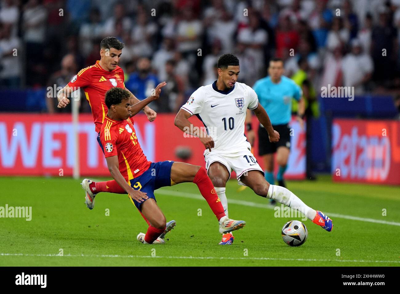 L’inglese Jude Bellingham, (a destra) combatte per il pallone con la ...