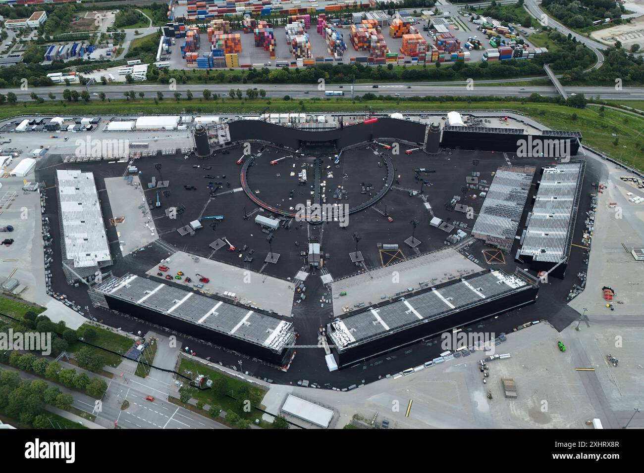 Aufbau einer riesigen Open Air Arena fuer Die Europa Konzerte von Adele im August Auf dem ...