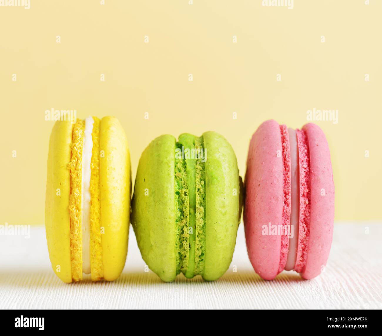 Torta macarons immagini e fotografie stock ad alta risoluzione - Alamy