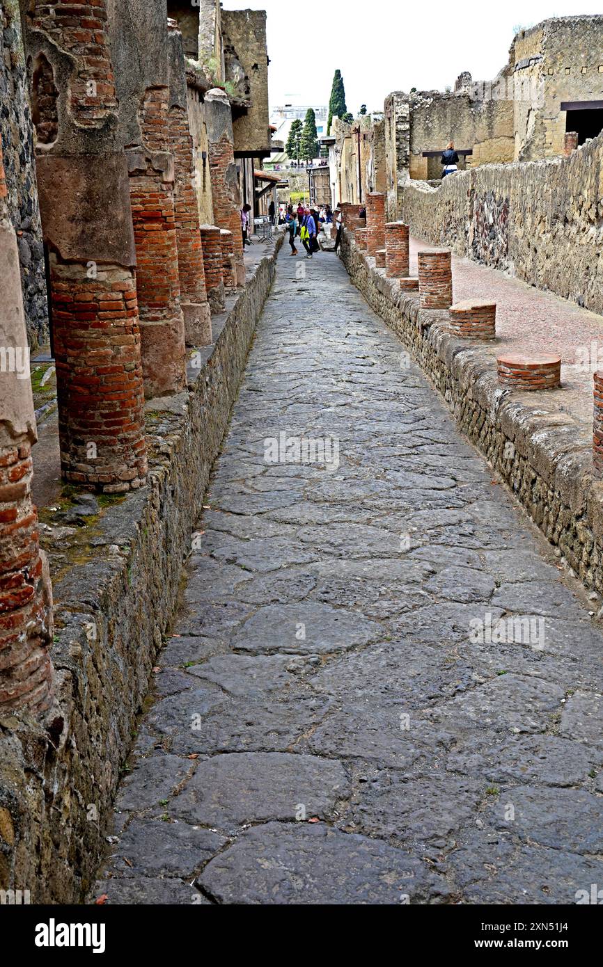Strada romana acciottolata immagini e fotografie stock ad alta ...