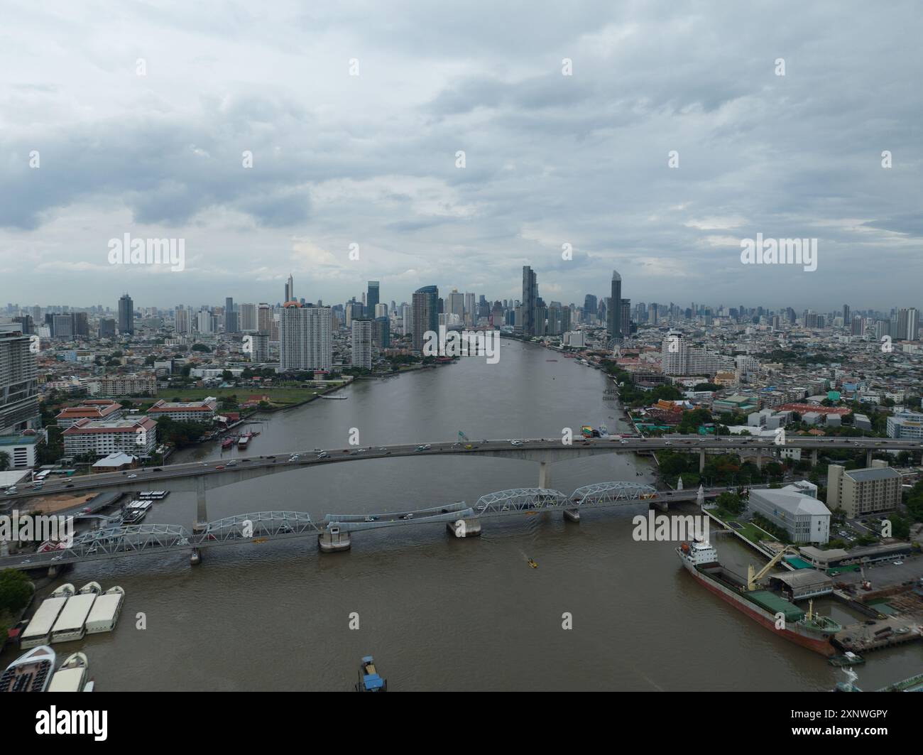 Il fiume Menam Chao Phraya a Bangkok, Thailandia. Vista aerea Foto ...