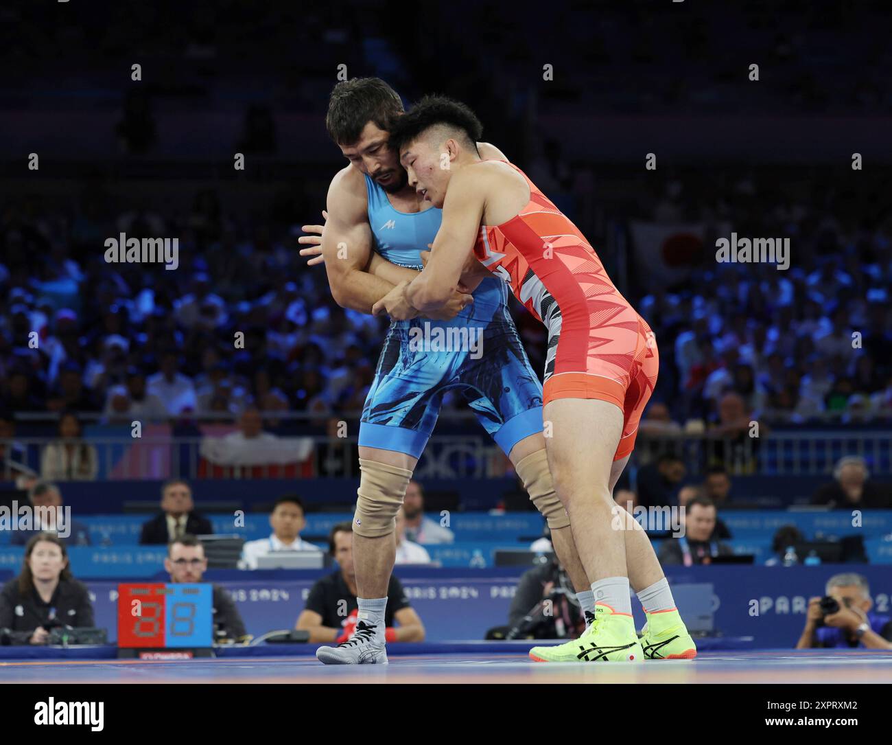 Japan's KUSAKA Nao (red) and Kazakhstan's ZHADRAYEV Demeu compete ...