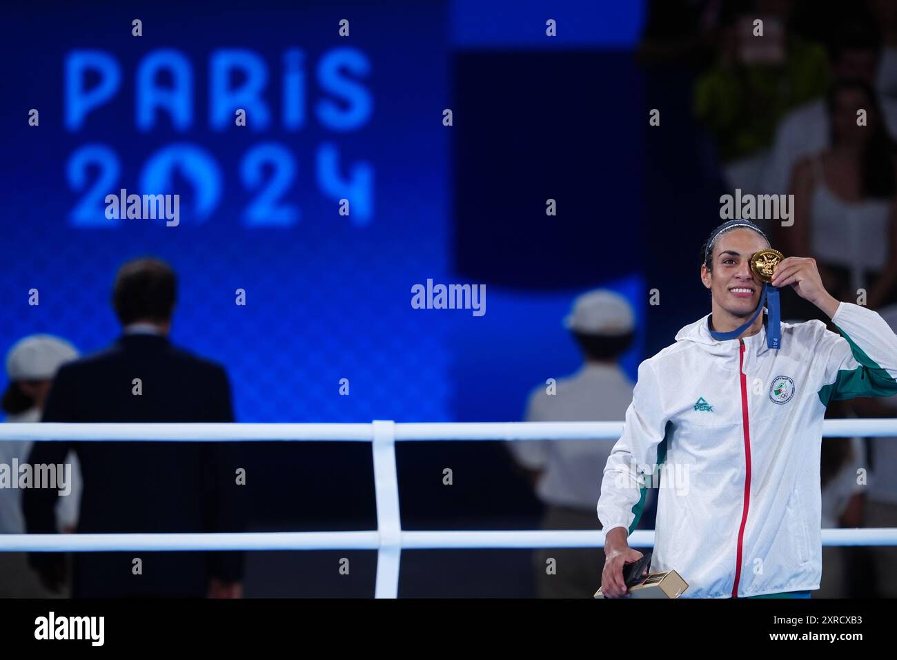Imane Khelif, medaglia d'oro, algerina, sul podio per i 66 kg di peso ...