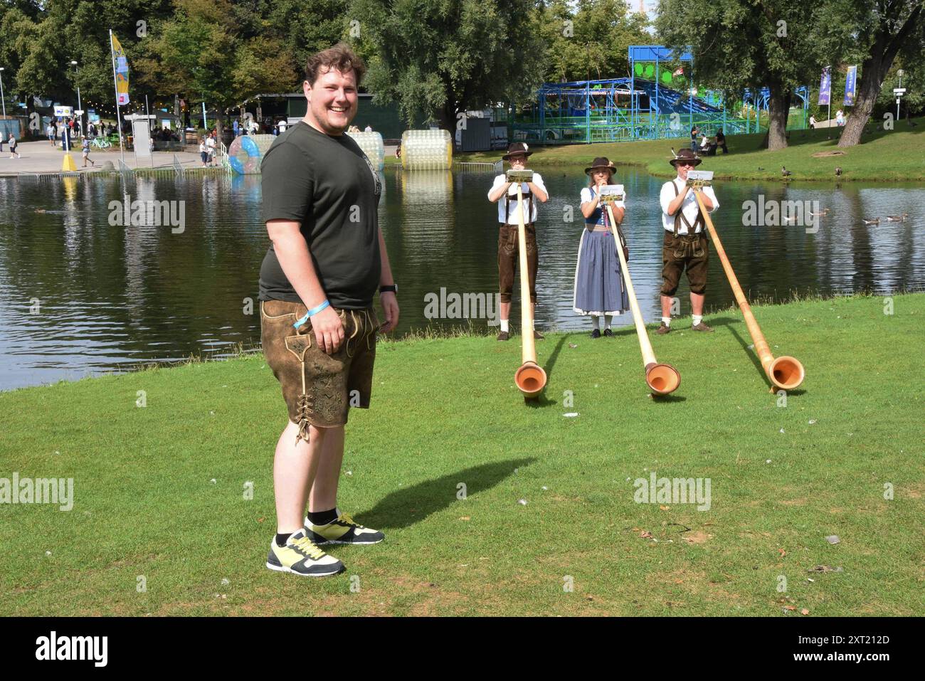 Sebastian Willenborg Riesenrad Inhaber-Alphornblaeser-Olympiasee Muenchen 09.08..2024 ...