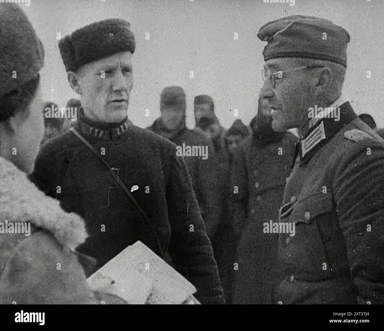 Due soldati russi che parlano con un prigioniero di guerra tedesco ...