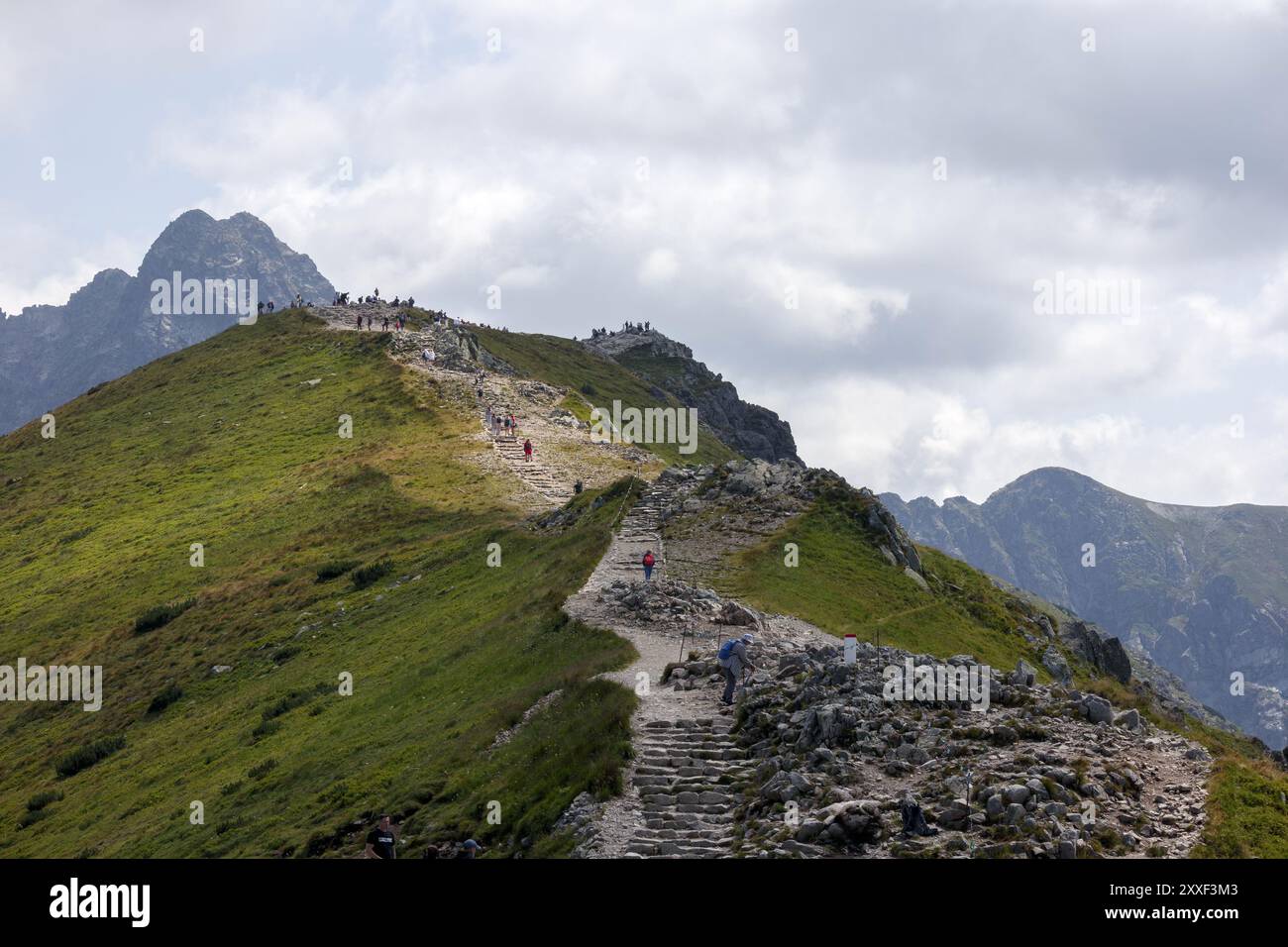 Sentiero lungo il crinale della montagna immagini e fotografie stock ad ...