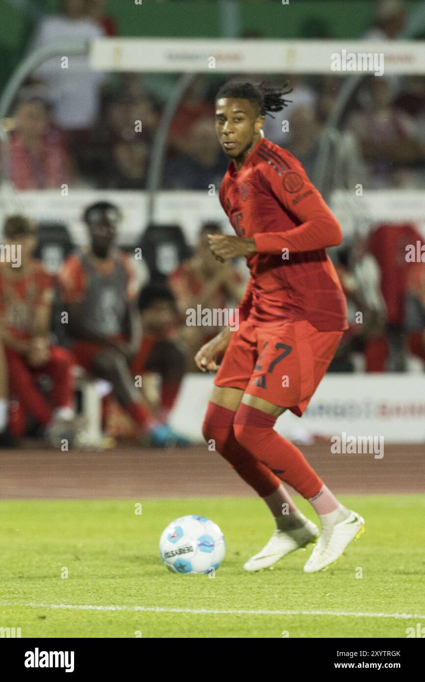 Michael olise fc bayern monaco con palla immagini e fotografie stock ad alta risoluzione - Alamy