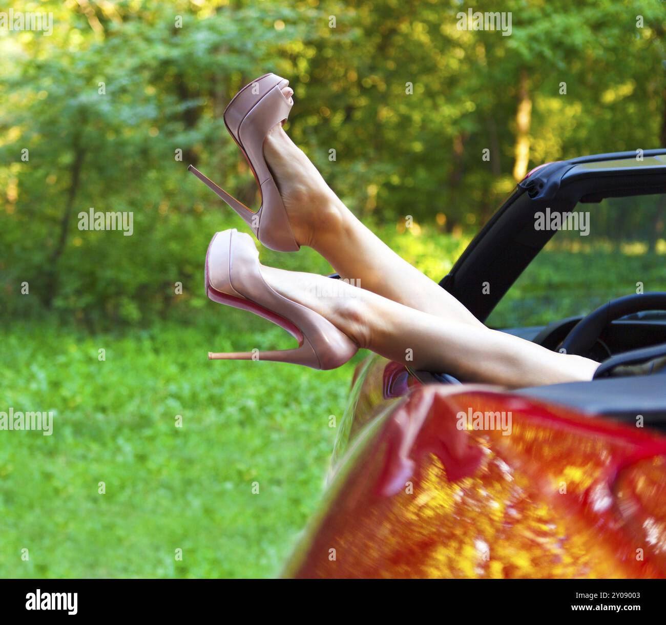 Donna gambe aperte immagini e fotografie stock ad alta risoluzione - Alamy