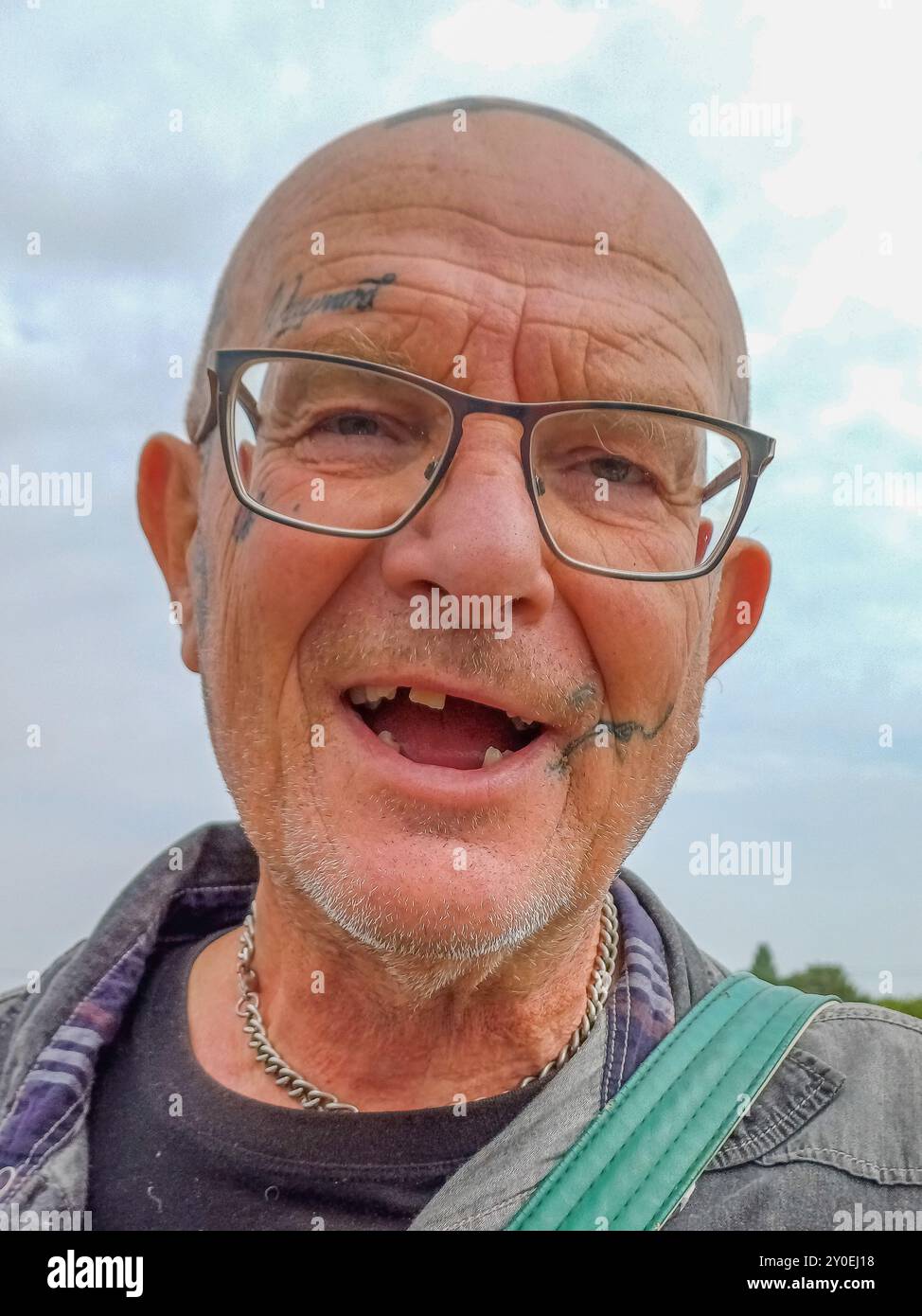 Uomo con la testa tatuata immagini e fotografie stock ad alta ...