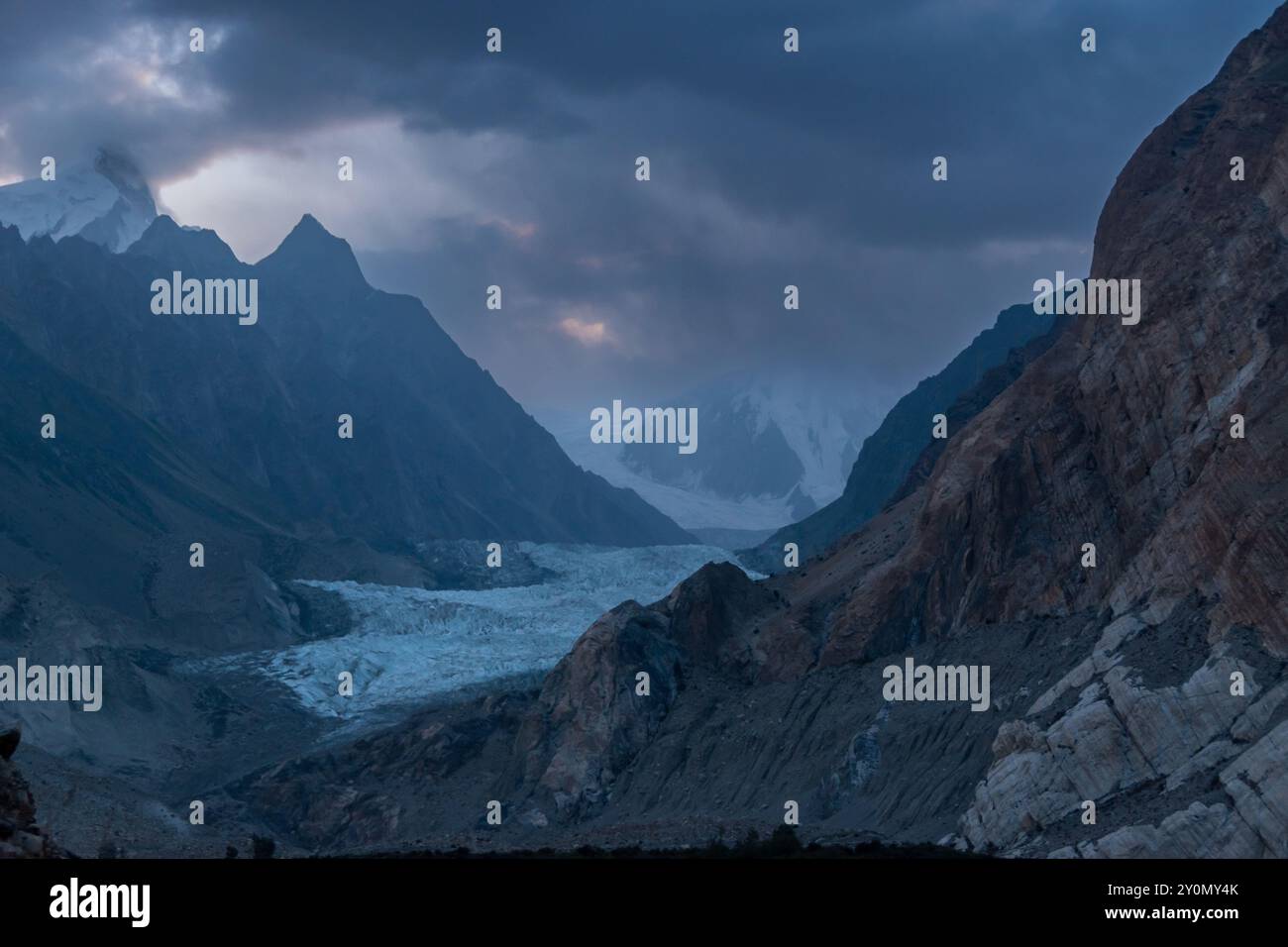 Passu cones immagini e fotografie stock ad alta risoluzione - Alamy