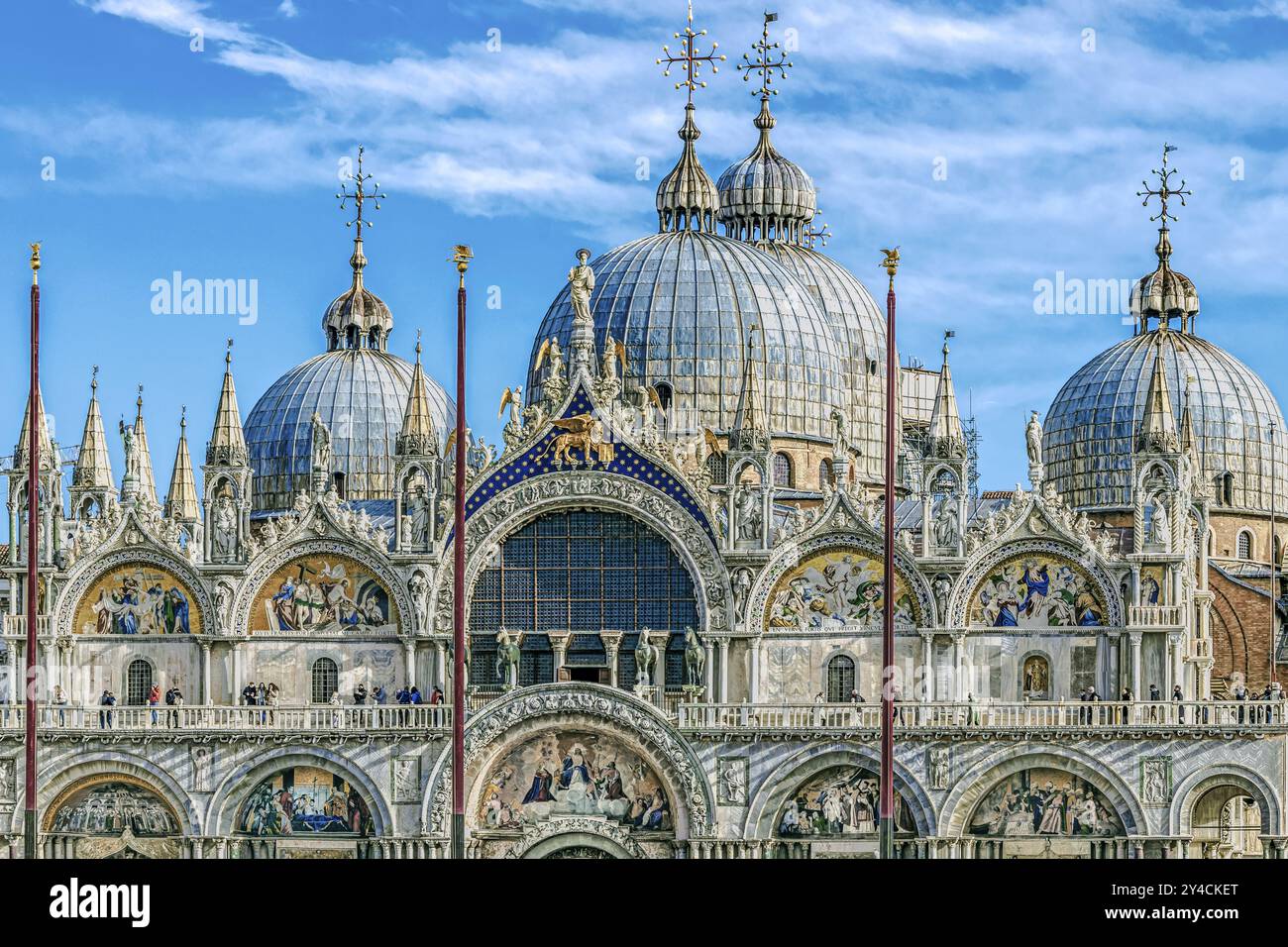 Magnifiche cupole con i cinque portali ad arco della Basilica di San ...