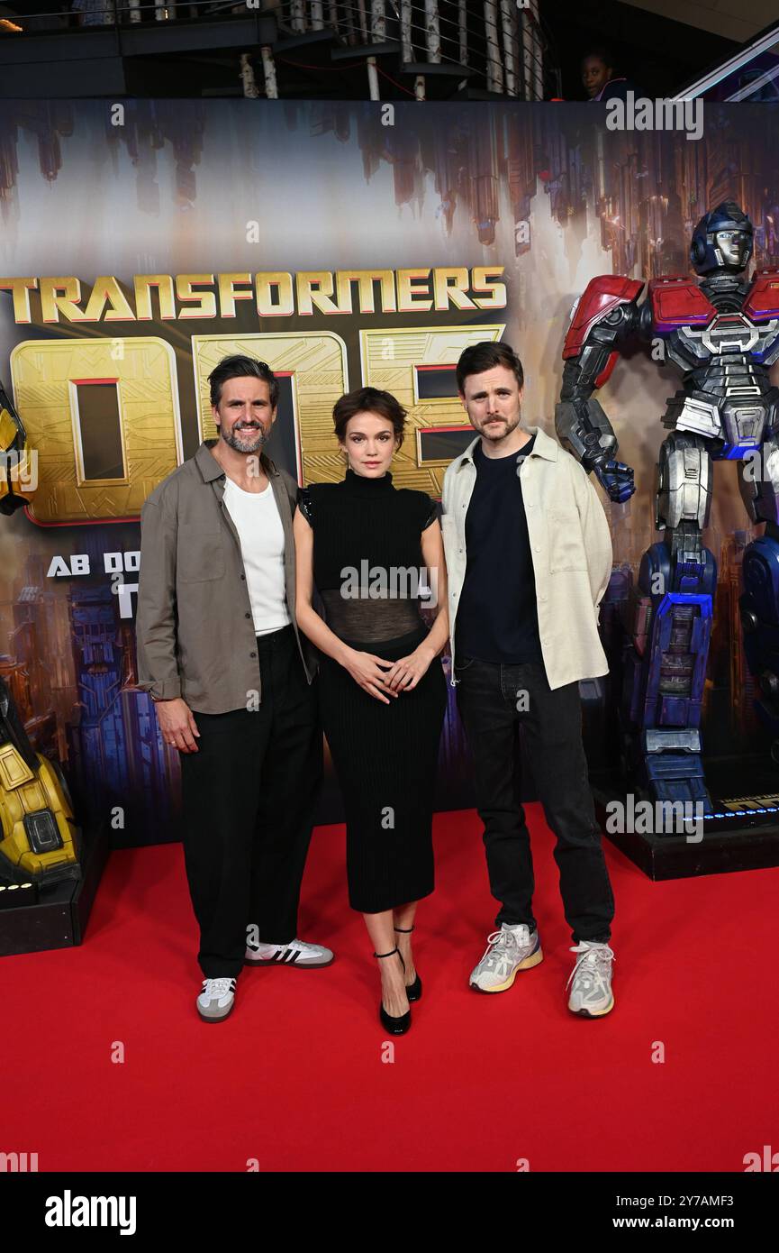 Schauspieler Tom Beck,spricht den Anführer von Cybertron Sentinel prime ...