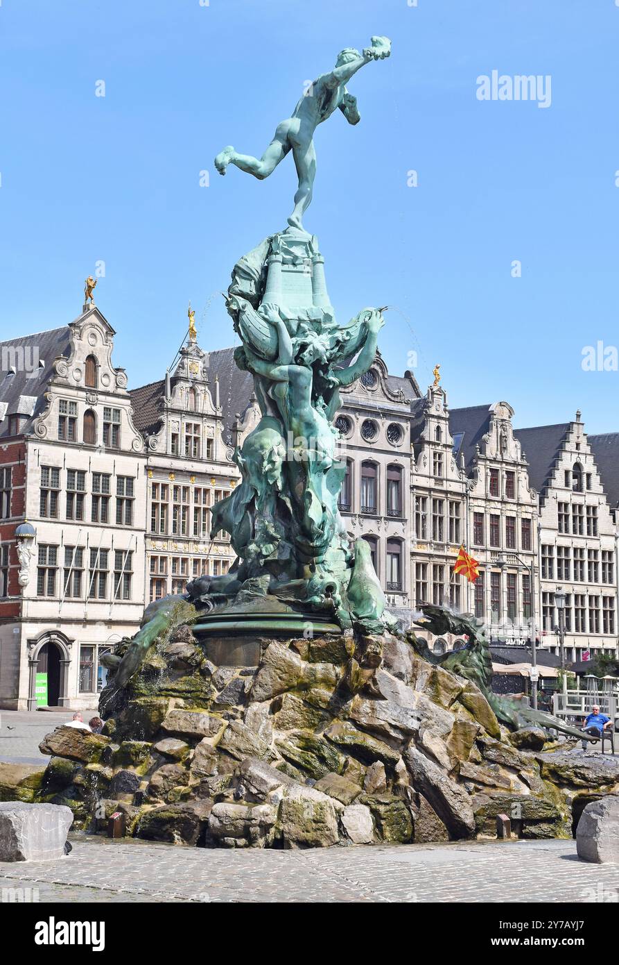 La Fontana di Brabo, una figura bronzea della leggendaria figura romana ...