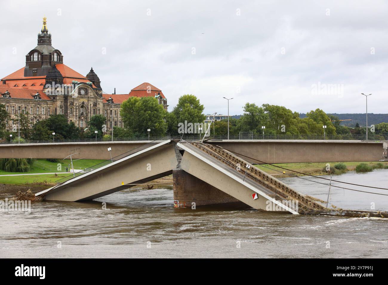 28.09.2024, xtgx, Symbolfotos Einsturz der Carolabruecke a Dresda ...