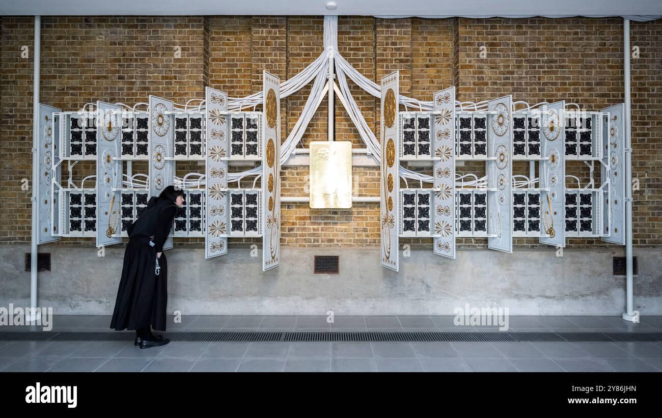 Londra, Regno Unito. 3 ottobre 2024. Un membro dello staff sperimenta ...