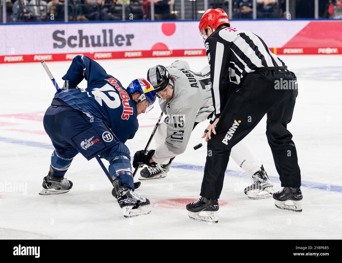 Linesperson Yannik Koziol fuehrt ein bully aus zwischen Ben Smith (EHC ...