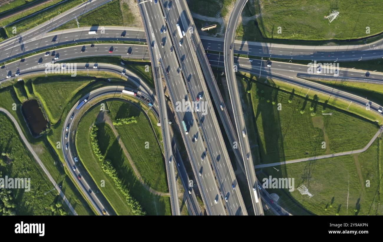 Vista aerea dall'alto di molte auto sul moderno incrocio stradale Foto ...