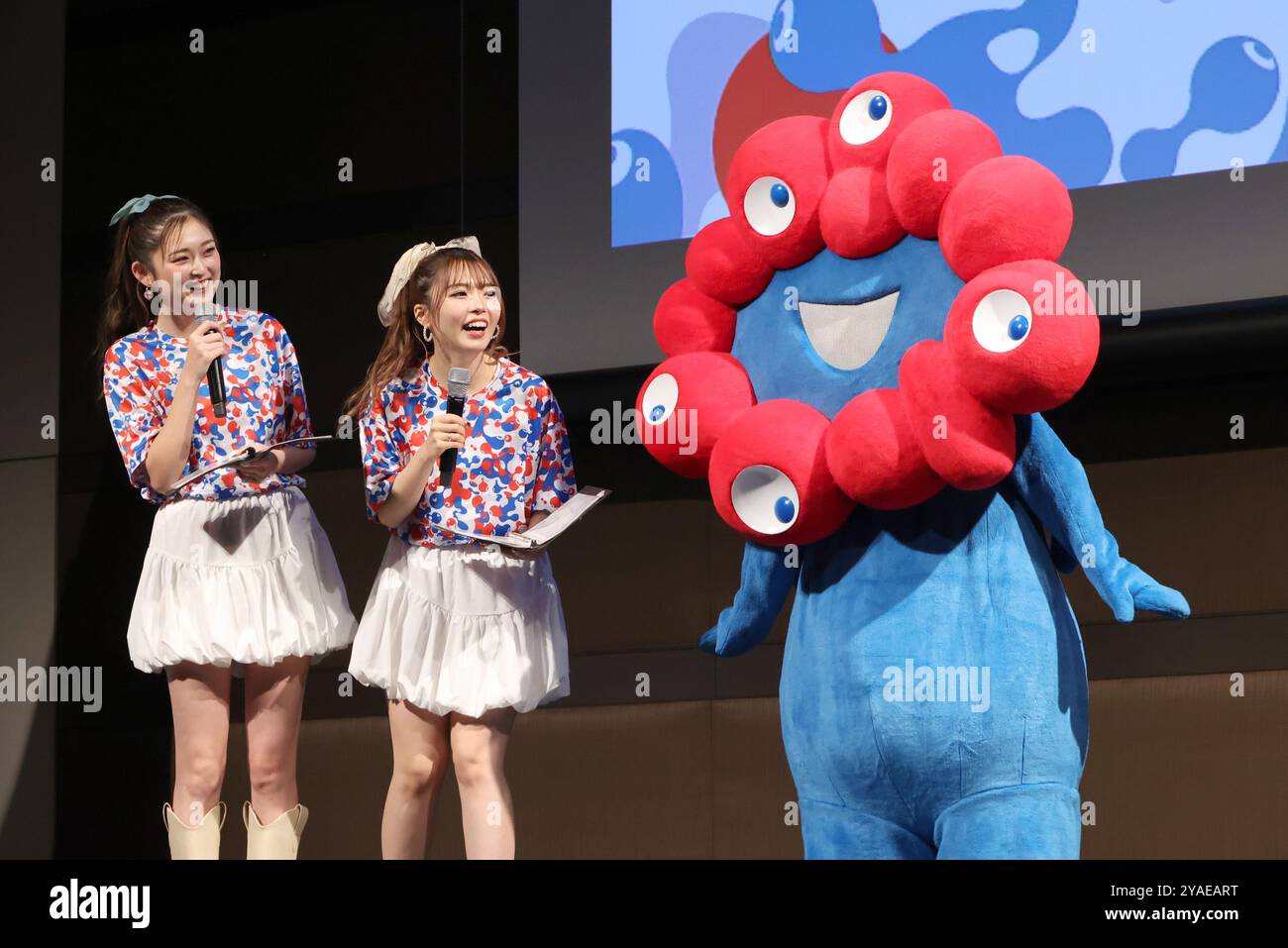 Tokyo, Giappone. 13 ottobre 2024. La modella giapponese Yuuchami (L) e ...