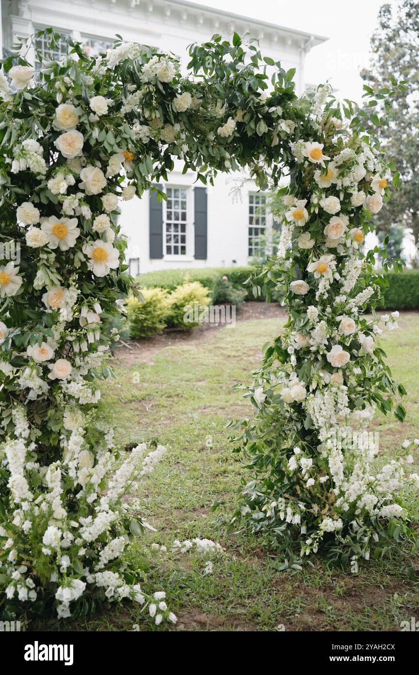 Wedding arch white flowers immagini e fotografie stock ad alta ...