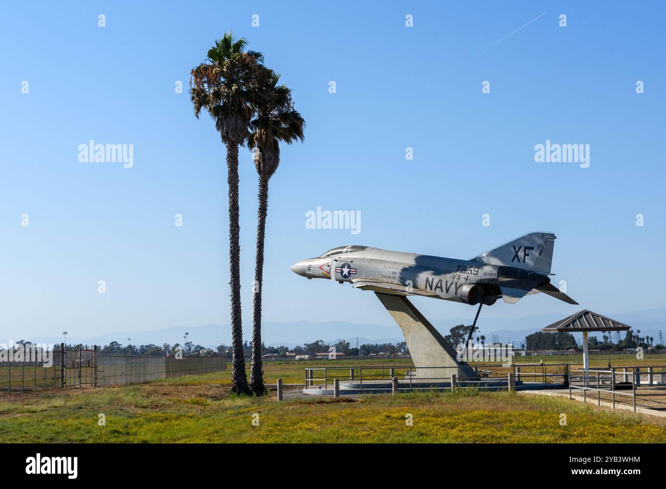 McDonnell Douglas F-4 Phantom II US Navy jet montato in mostra accanto ...