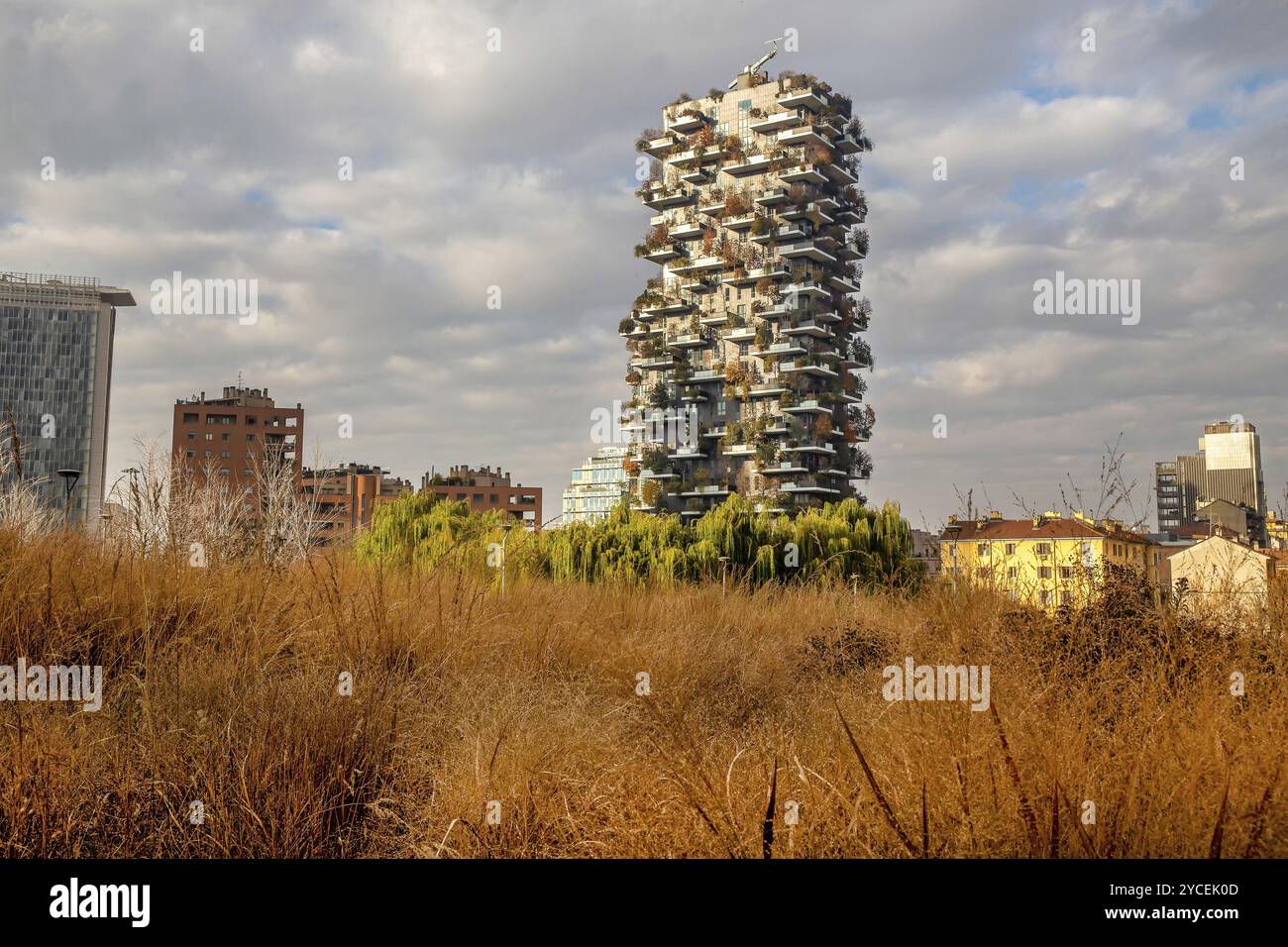 Bosco verticale milano autunnale immagini e fotografie stock ad alta ...