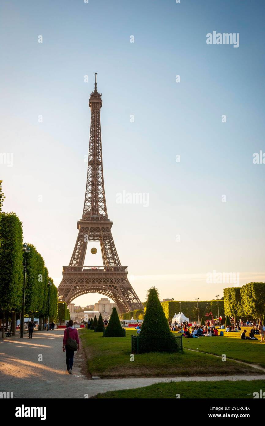 Gente che cammina parco di parigi immagini e fotografie stock ad alta ...