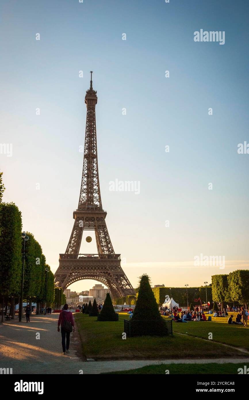 Gente che cammina parco di parigi immagini e fotografie stock ad alta ...