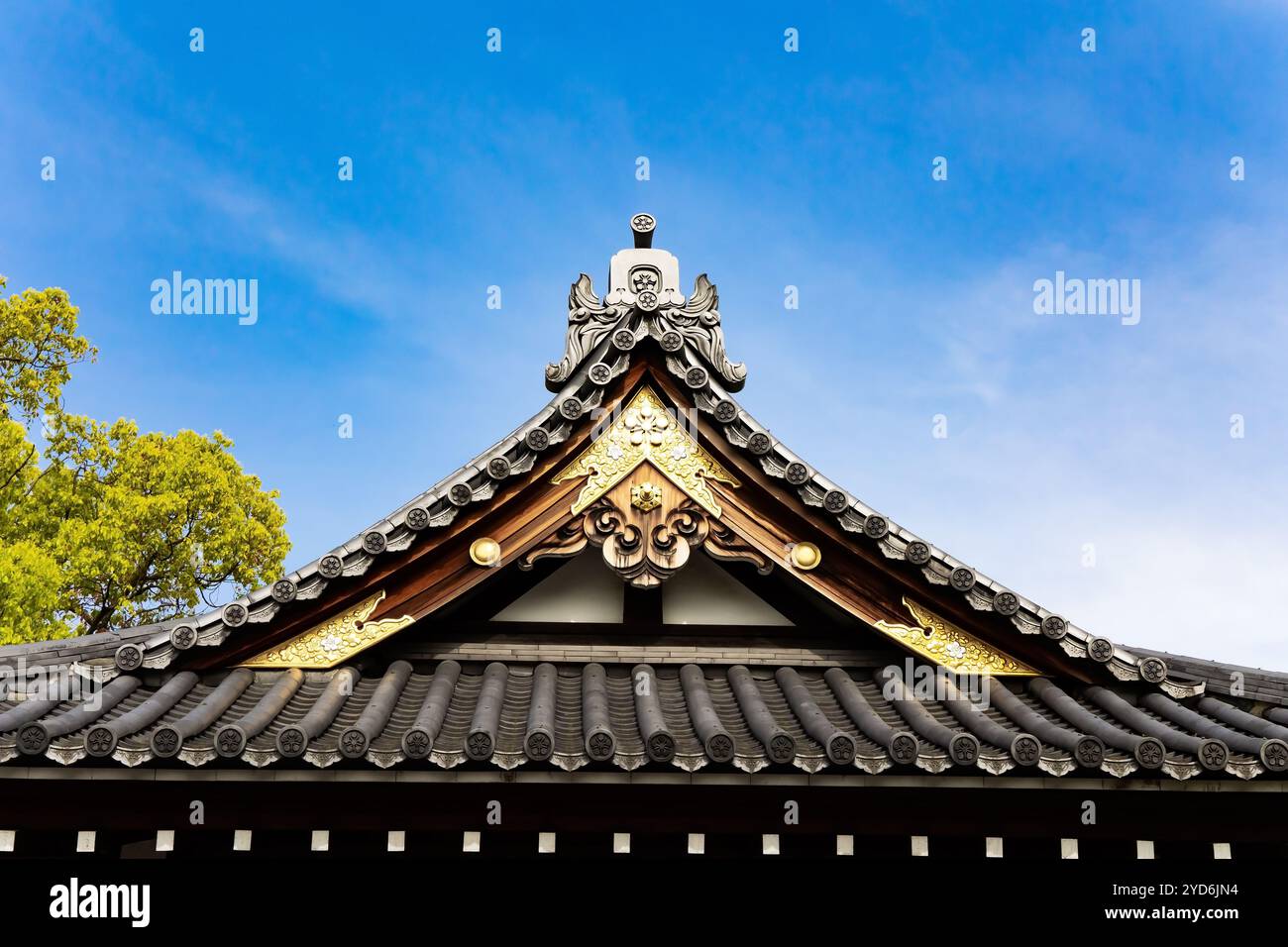 Tetto del santuario giapponese immagini e fotografie stock ad alta ...