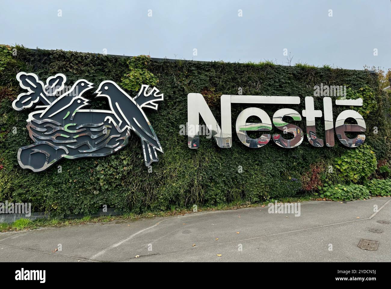 Nestle logo sign immagini e fotografie stock ad alta risoluzione - Alamy