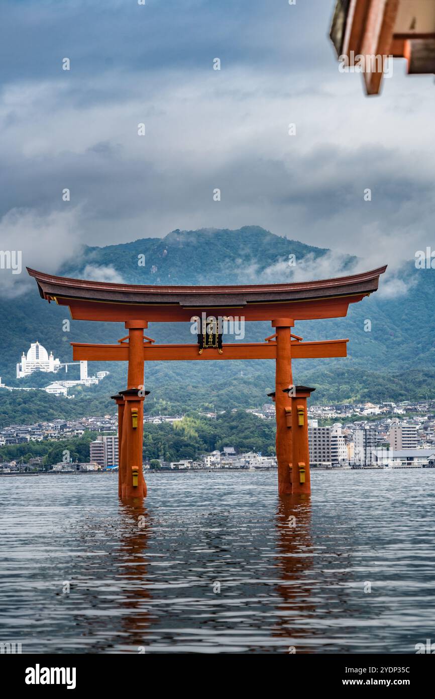 Hiroshima, Giappone - 20 agosto 2024: Santuario shintoista in stile ...