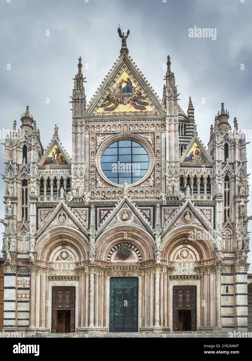 La facciata principale del Duomo di Siena è una chiesa medievale di ...