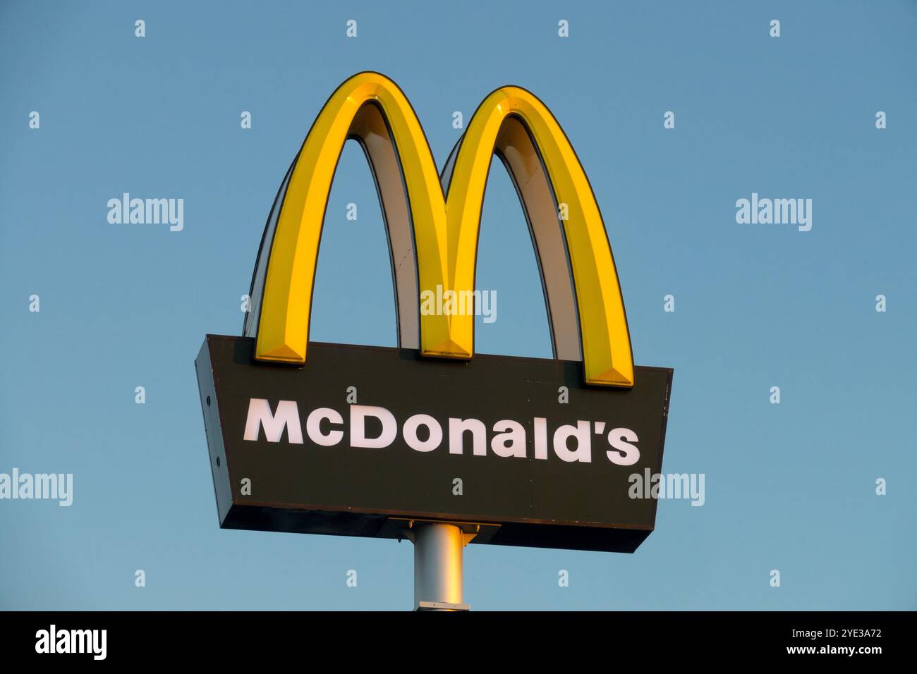 Logo mcdonald immagini e fotografie stock ad alta risoluzione - Alamy