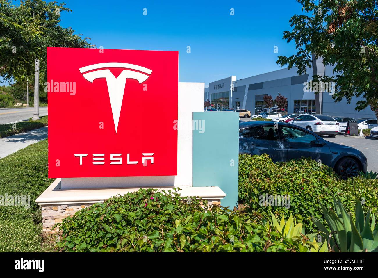 Segno tesla rosso immagini e fotografie stock ad alta risoluzione - Alamy