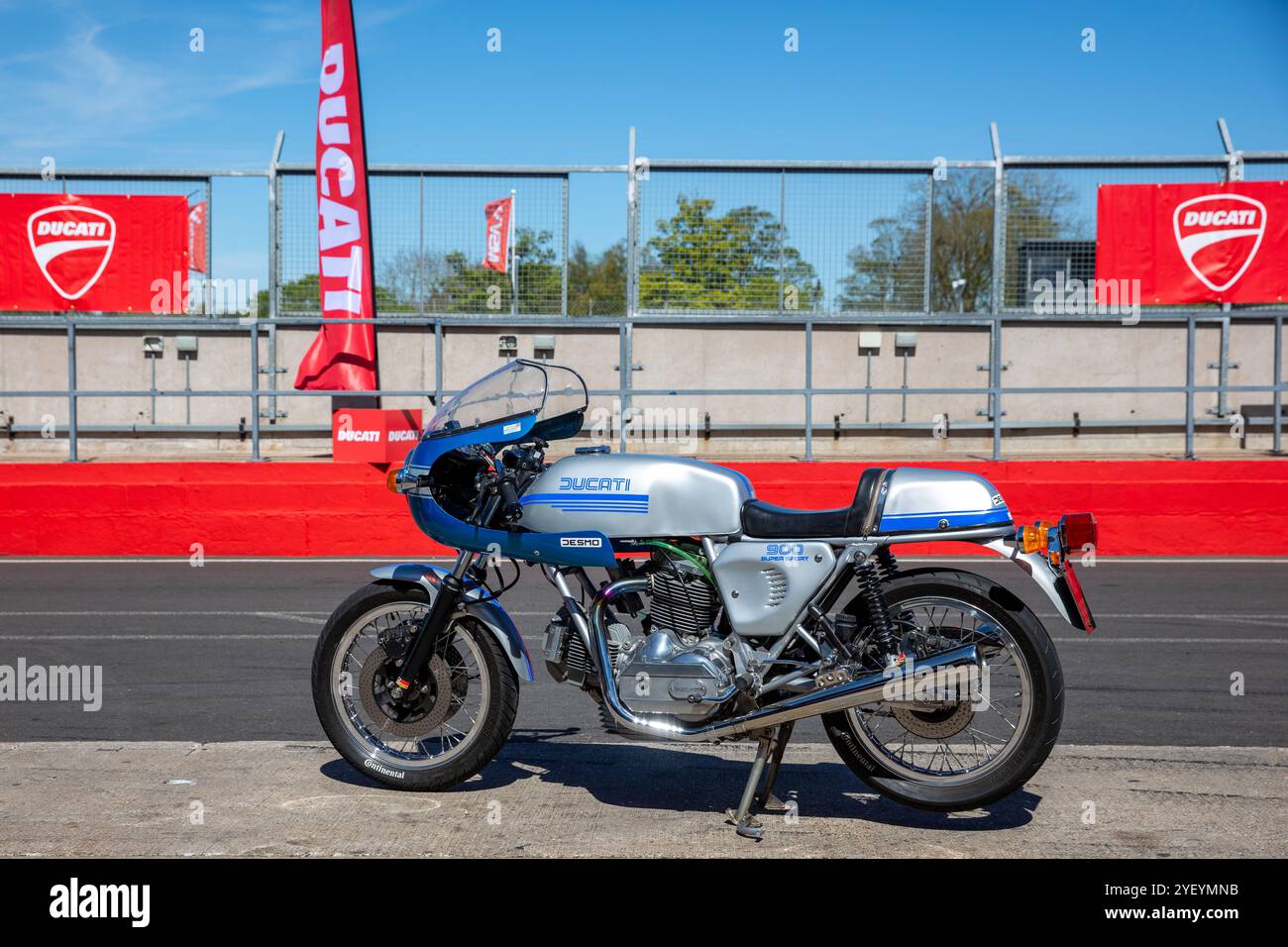 Classic ducati motorcycle immagini e fotografie stock ad alta ...