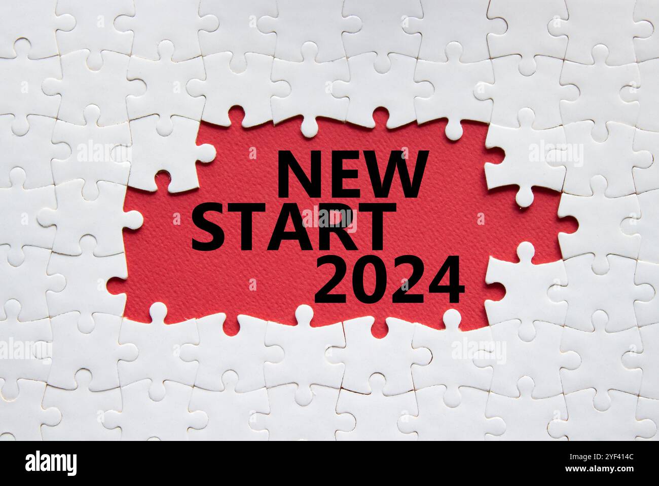 Nuovo simbolo Start 2024. Parole concettuali New Start 2024 sul puzzle ...