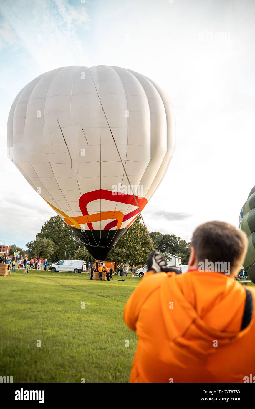 Mongolfiera sul terreno immagini e fotografie stock ad alta risoluzione ...