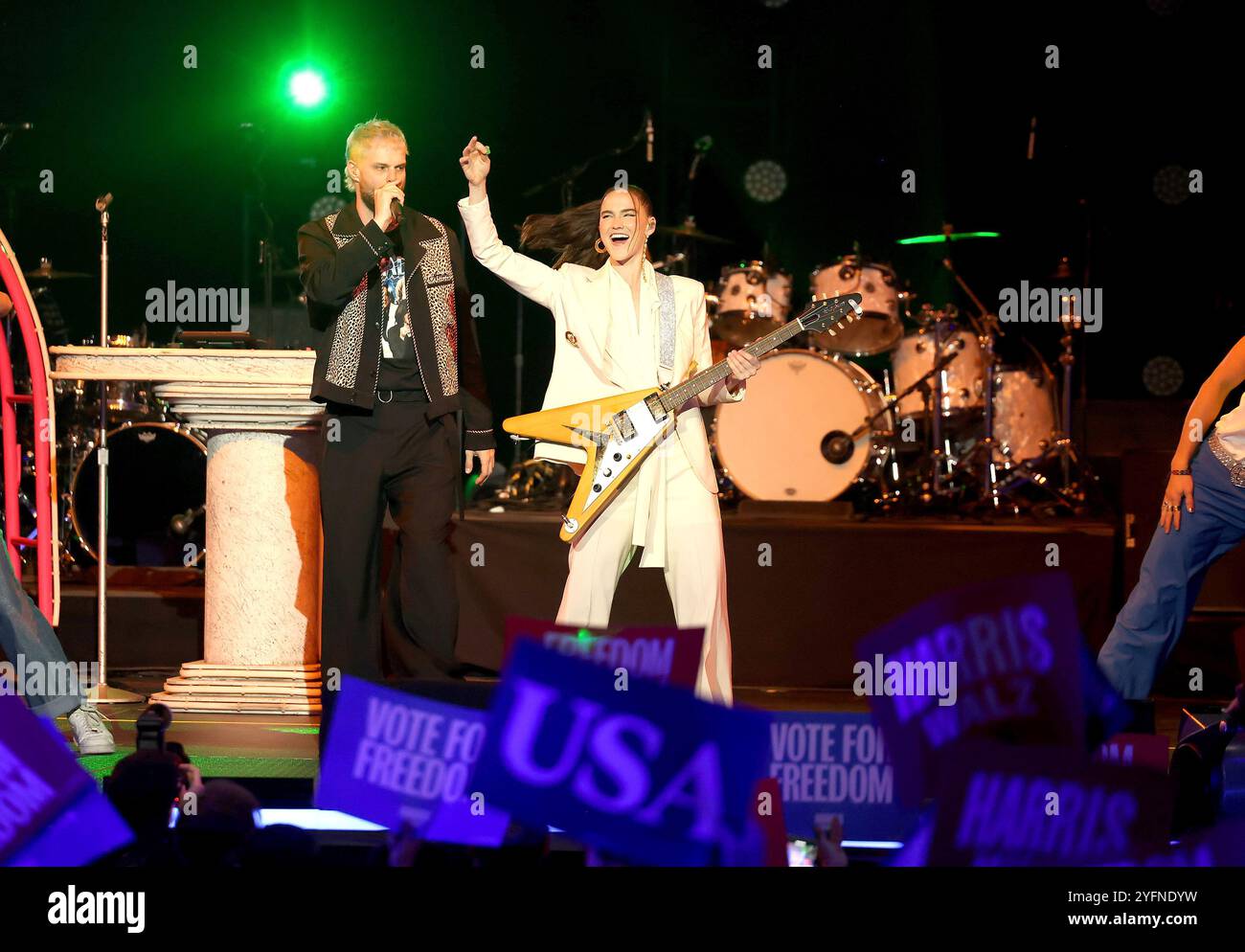 Sofi tukker in concerto immagini e fotografie stock ad alta risoluzione ...