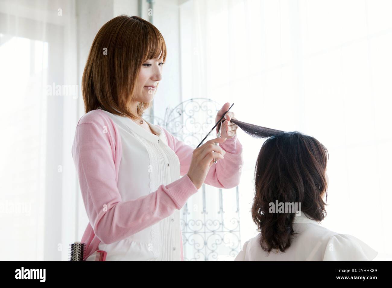 Pettinare i capelli all'indietro immagini e fotografie stock ad alta risoluzione - Alamy