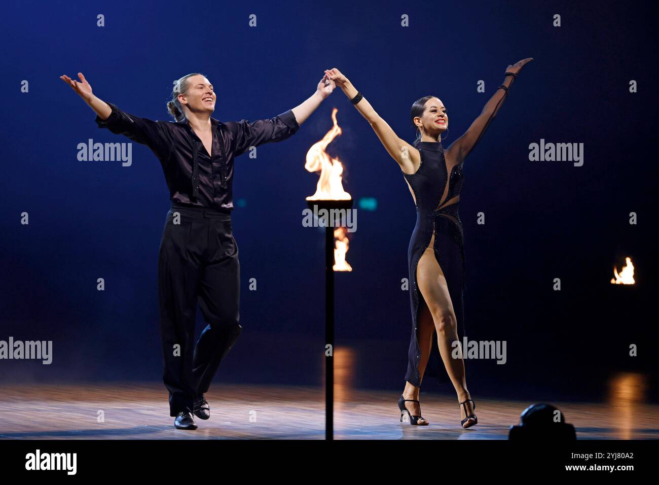 Sänger Gabriel Kelly und Tänzerin Malika Dzumaev bei Let S Dance Die Live-Tour 2024 zur RTL ...