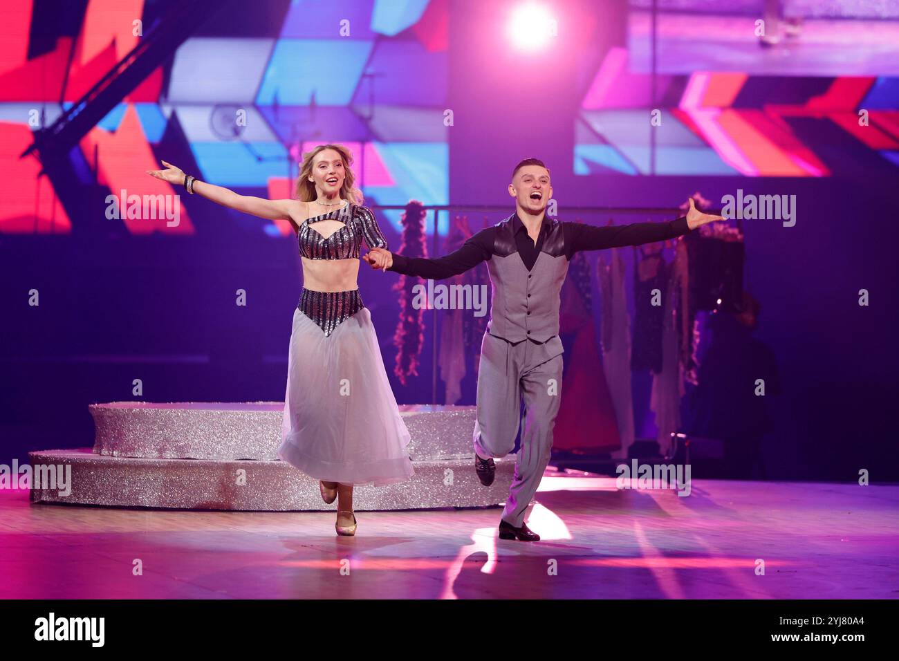 Schauspielerin Lina Larissa Strahl und Tänzer Zsolt Sandor Cseke bei Let S Dance Die Live-Tour ...