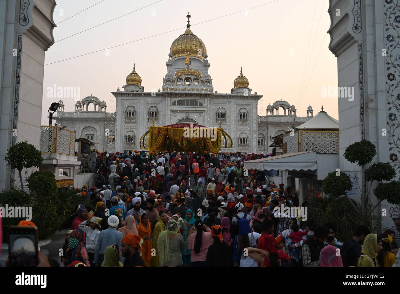 NUOVA DELHI, INDIA - 15 NOVEMBRE: I devoti visitano Bangla Sahib ...