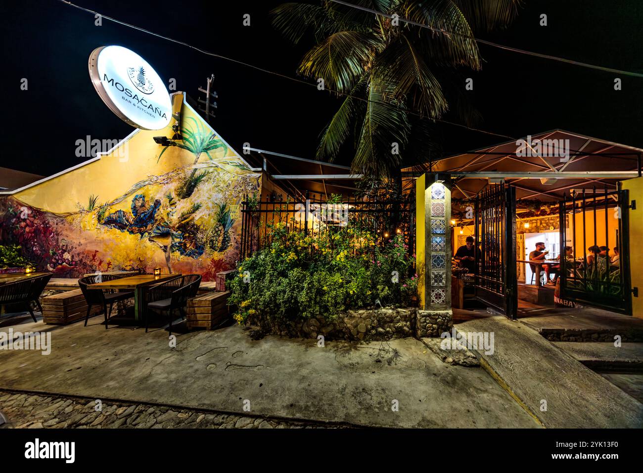 Di notte, i clienti del MosaCana Bar & Kitchen possono gustare un drink ...