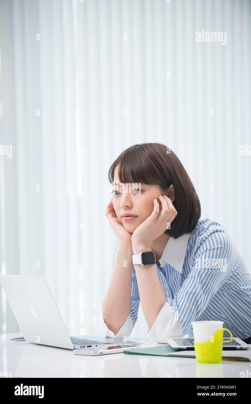 Persona alla scrivania immagini e fotografie stock ad alta risoluzione ...