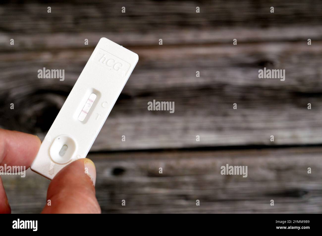 Un risultato positivo del test di gravidanza rapido sulle urine, che ha ...