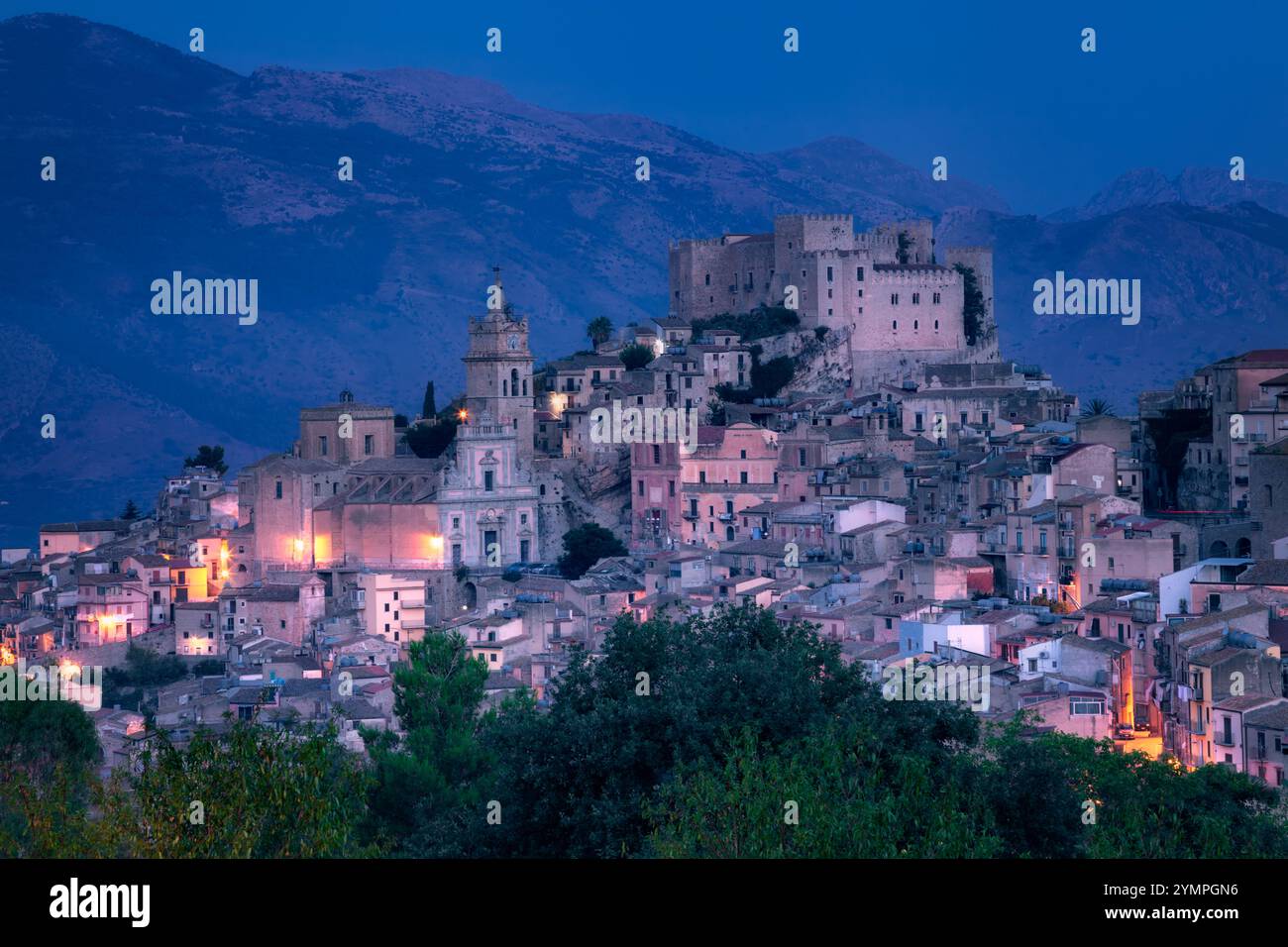 Sicilia case e vicoli immagini e fotografie stock ad alta risoluzione ...
