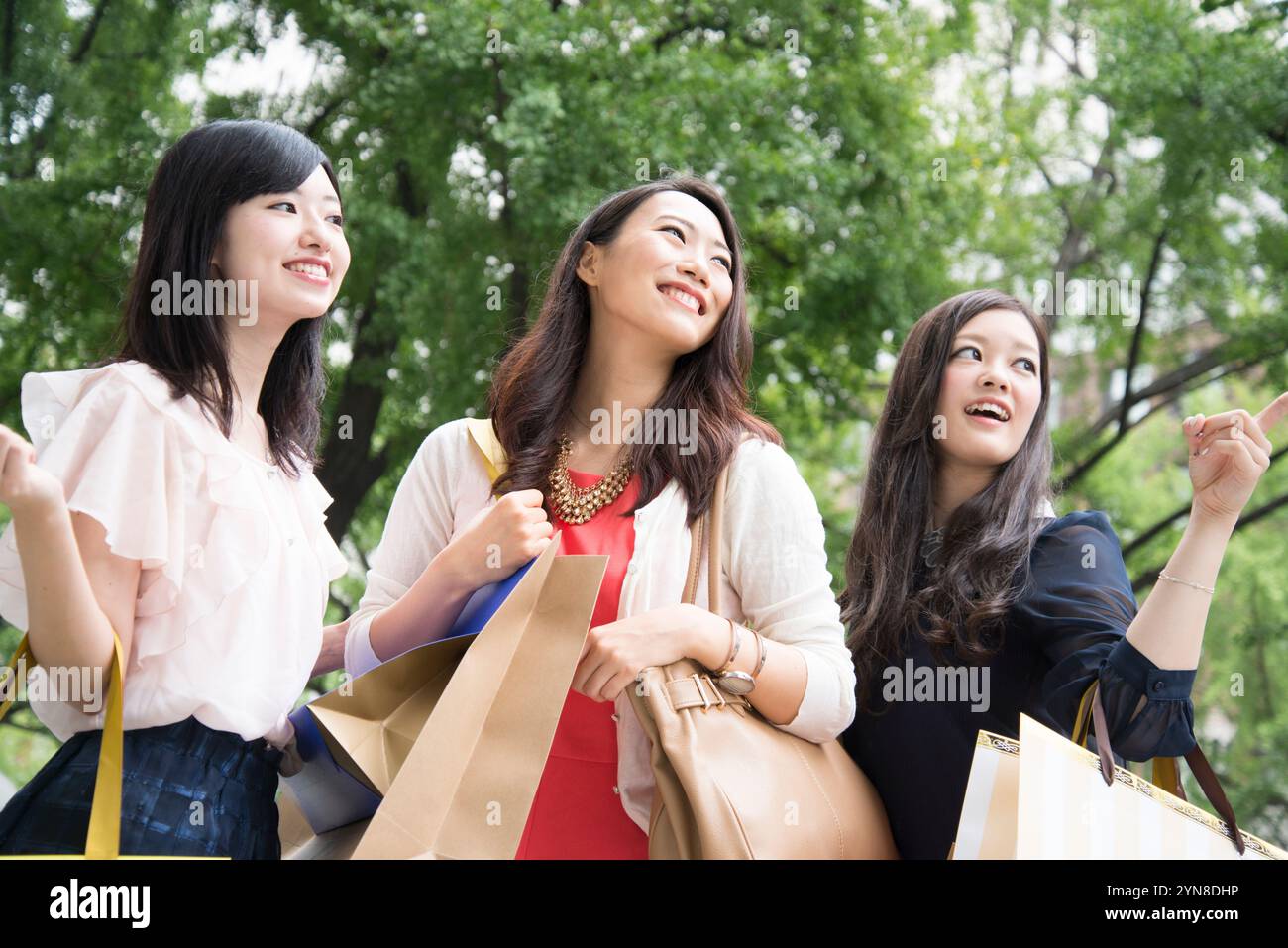 Tre donne che fanno compere immagini e fotografie stock ad alta ...